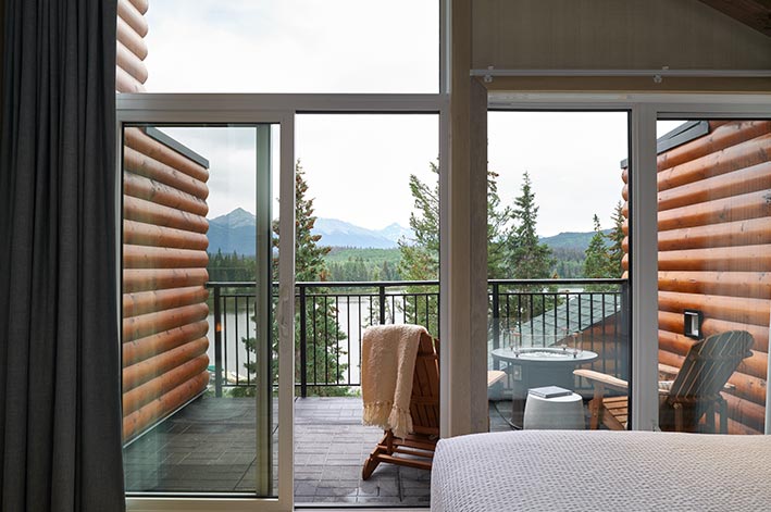 Rooms & Rates at Pyramid Lake Lodge | Jasper, AB